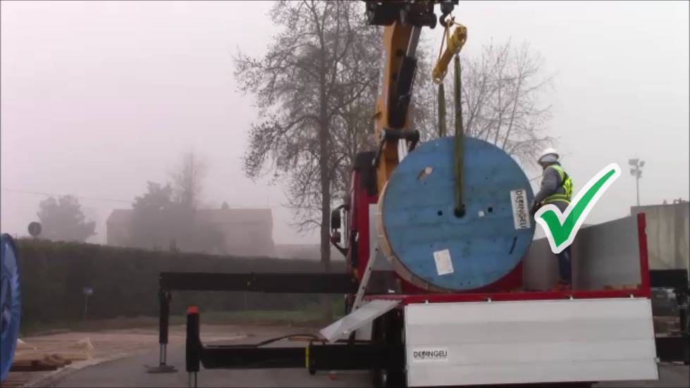 How to load and unload iron or wooden reels and handling on site - De ...