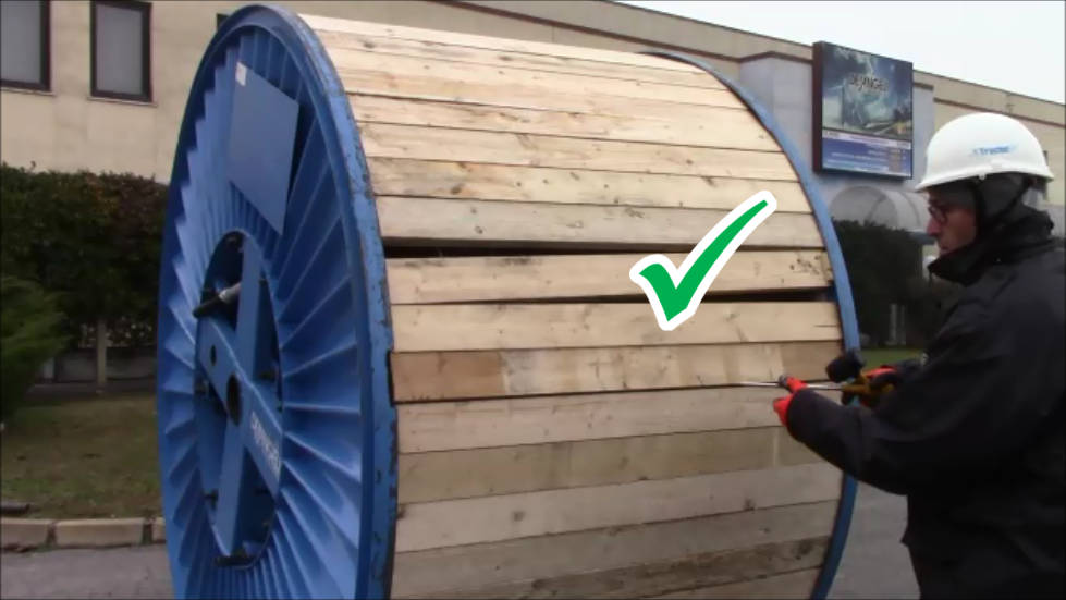 How to load and unload iron or wooden reels and handling on site - De ...