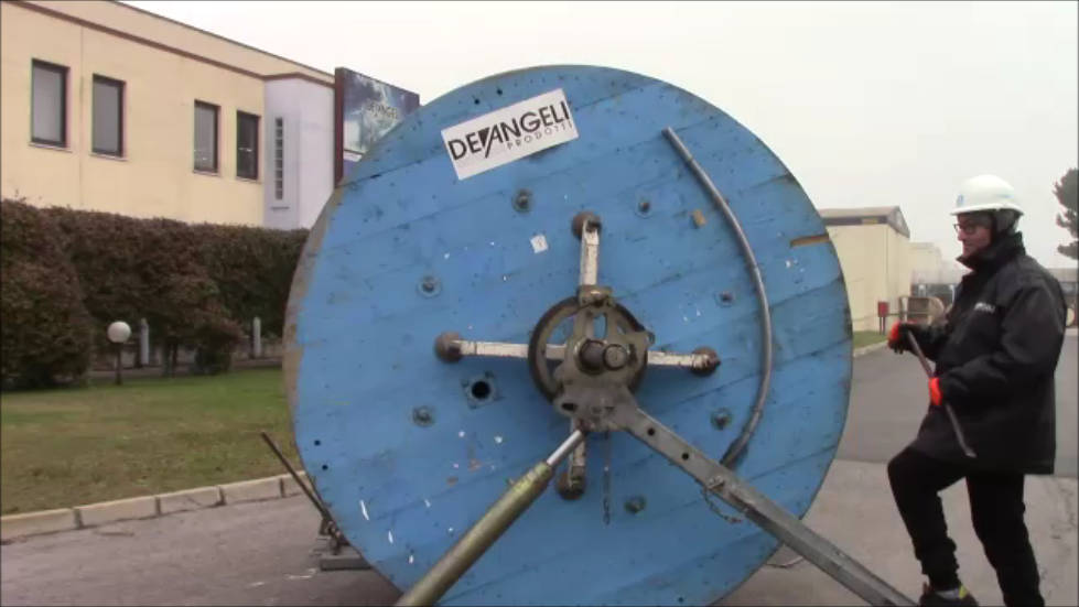 How to load and unload iron or wooden reels and handling on site - De ...