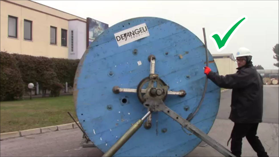 How to load and unload iron or wooden reels and handling on site - De ...